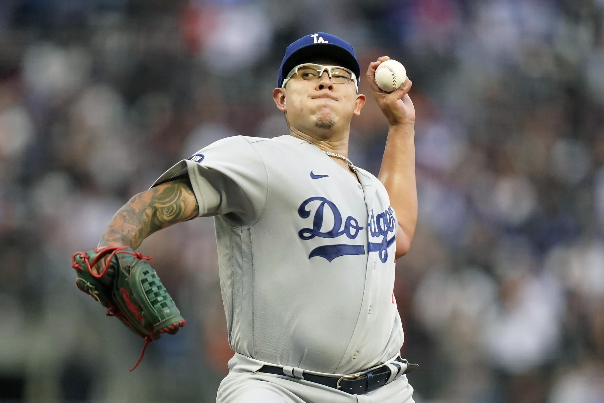 Julio Urías vuelve a brillar y llega a 17 victorias