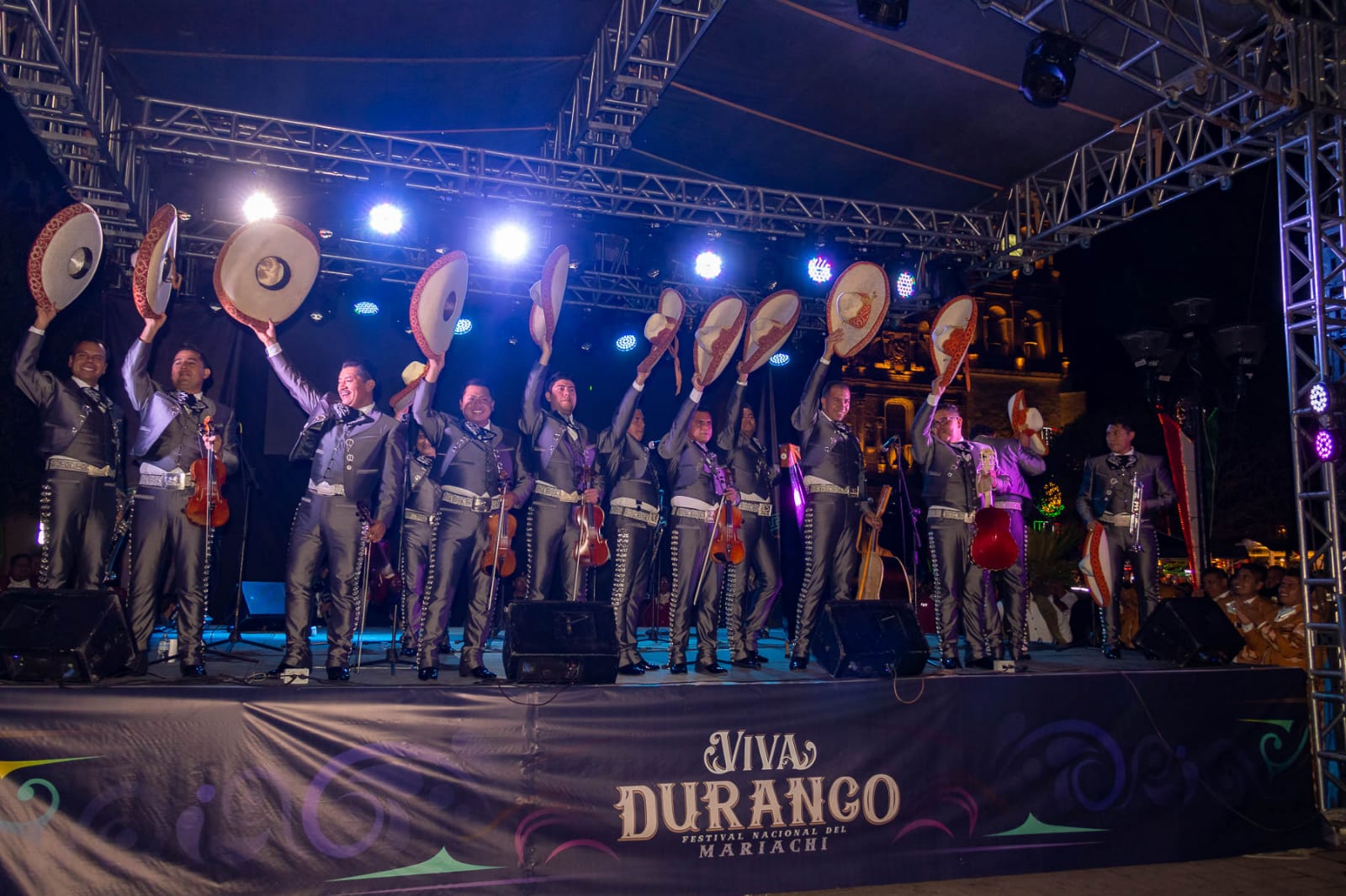 Mariachis invaden las calles de Durango