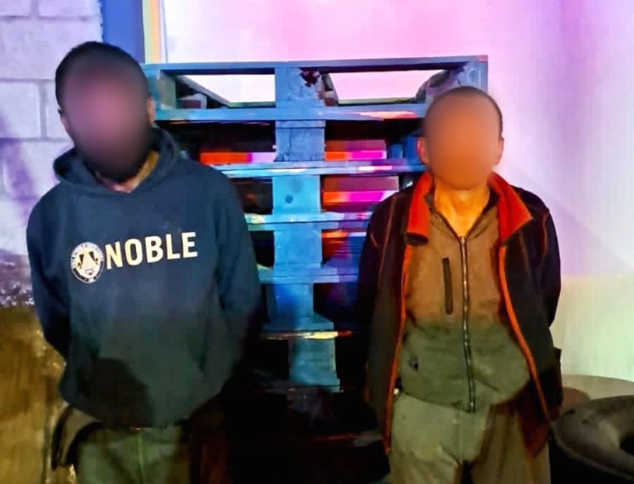 Detienen a sujetos por robar tarimas de madera de una tienda comercial