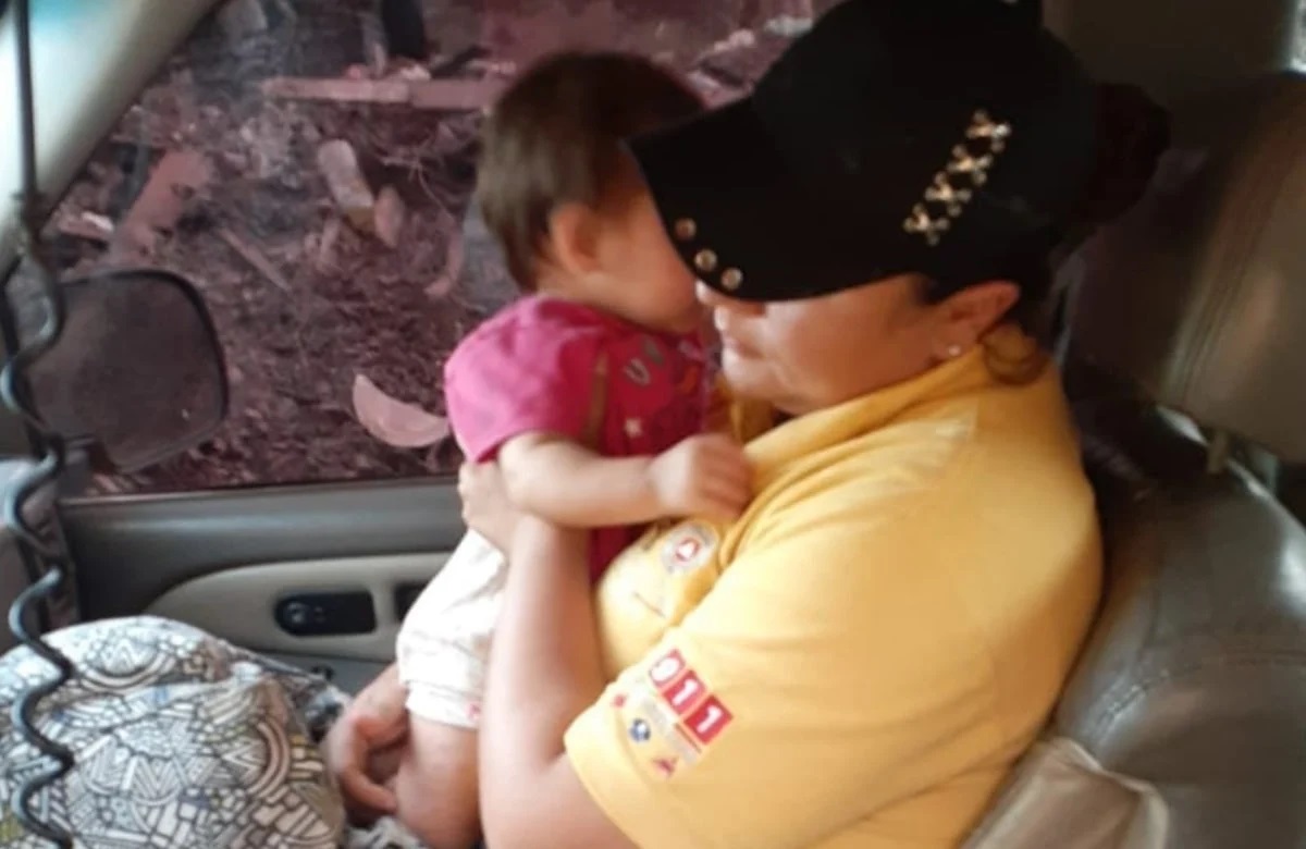 Mamá sale a trabajar, deja a su bebé encargada y la abandonan