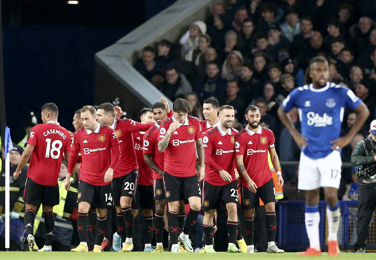 Dos goles con historia levantan al ManU