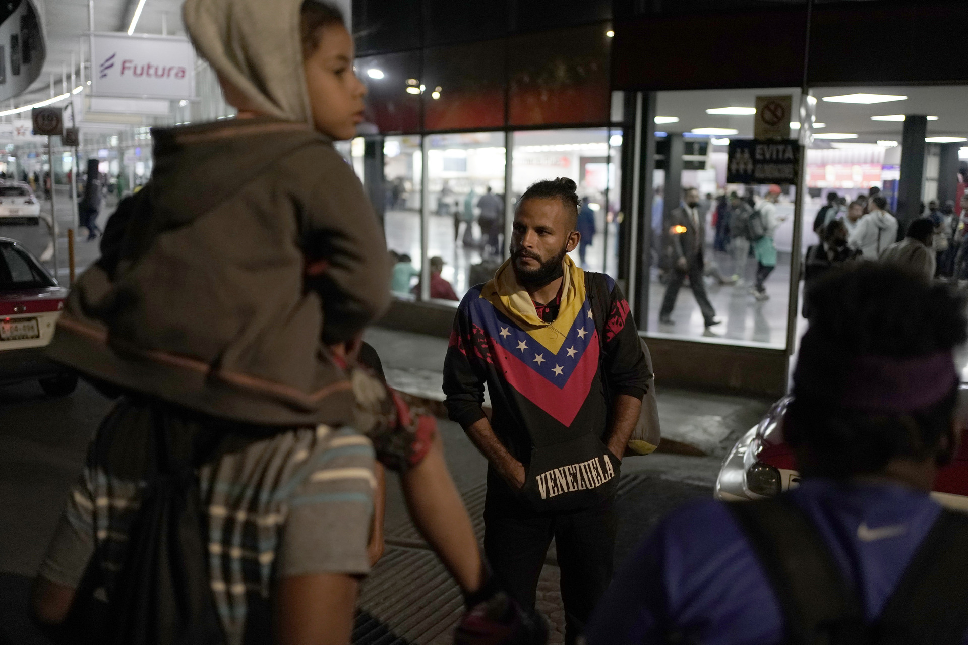 Trasladan migrantes venezolanos de frontera norte a CDMX