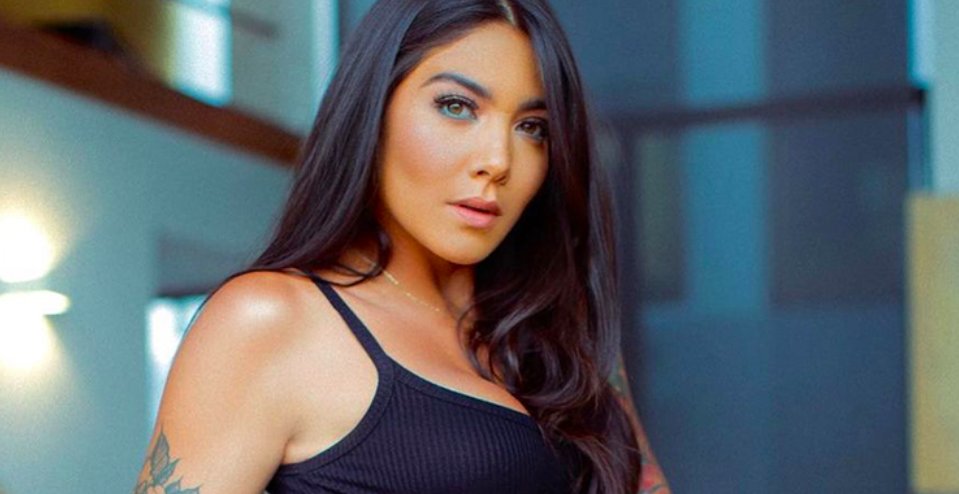 Erika Fernández regala una postal con atrevida pose