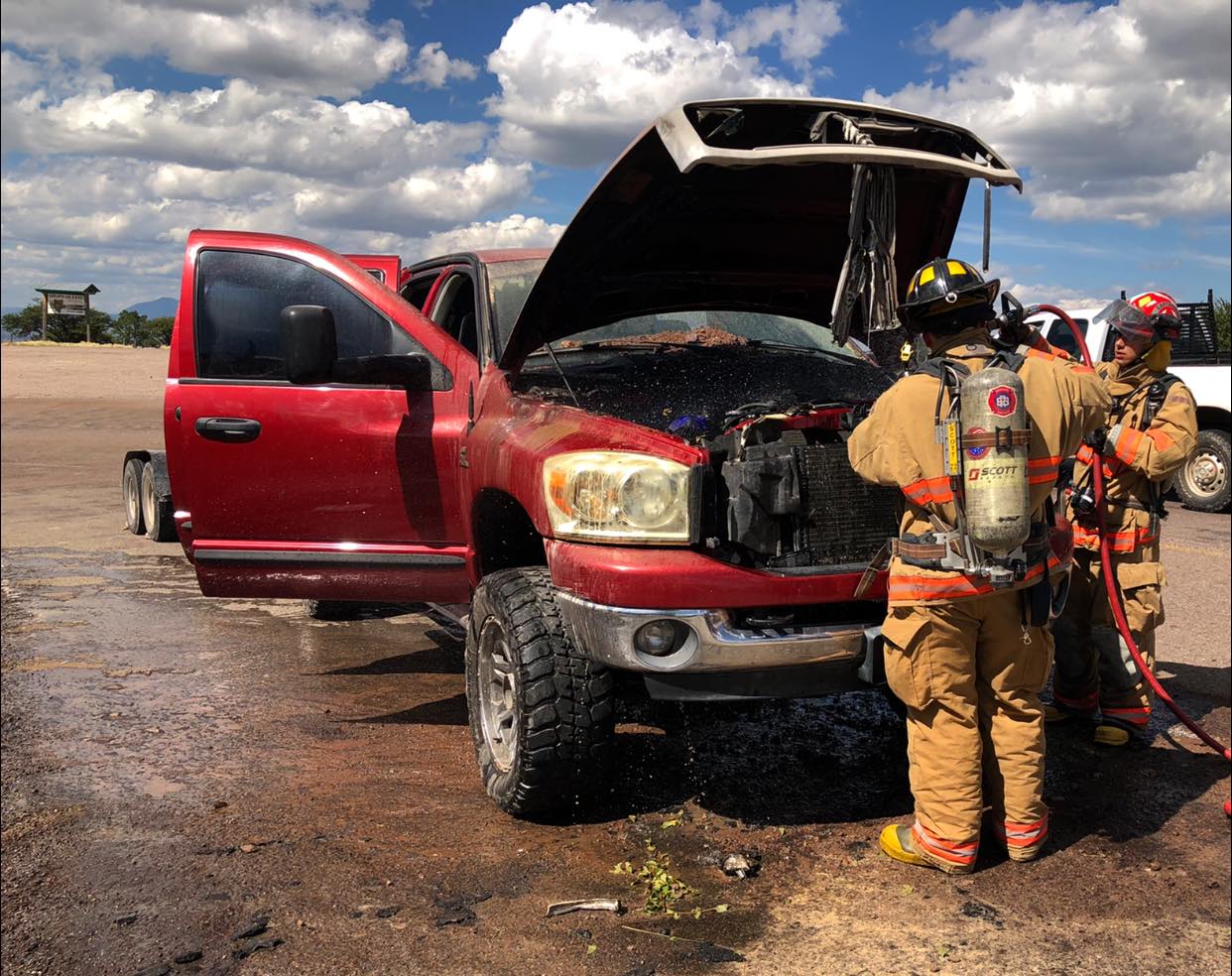 Vehículo se incendia sobre la carretera J. Guadalupe Aguilera