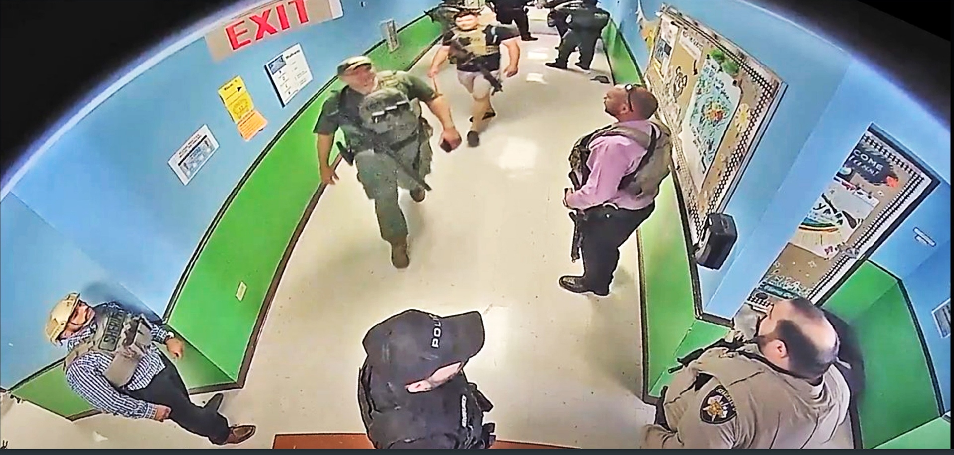 Capitán de policía ordenó esperar durante tiroteo en Uvalde