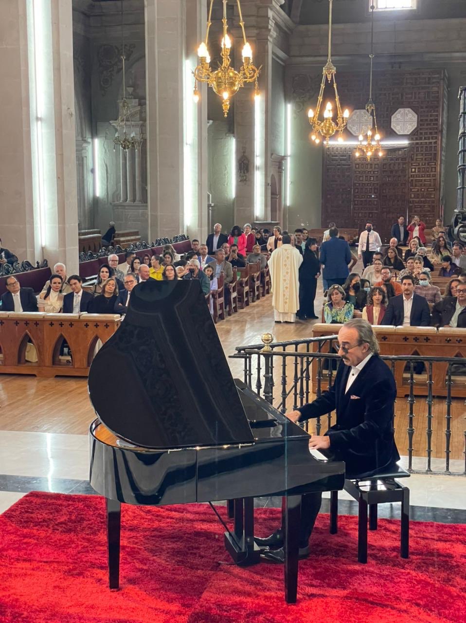 Raúl di Blasio sorprende a los feligreses en Catedral de Durango