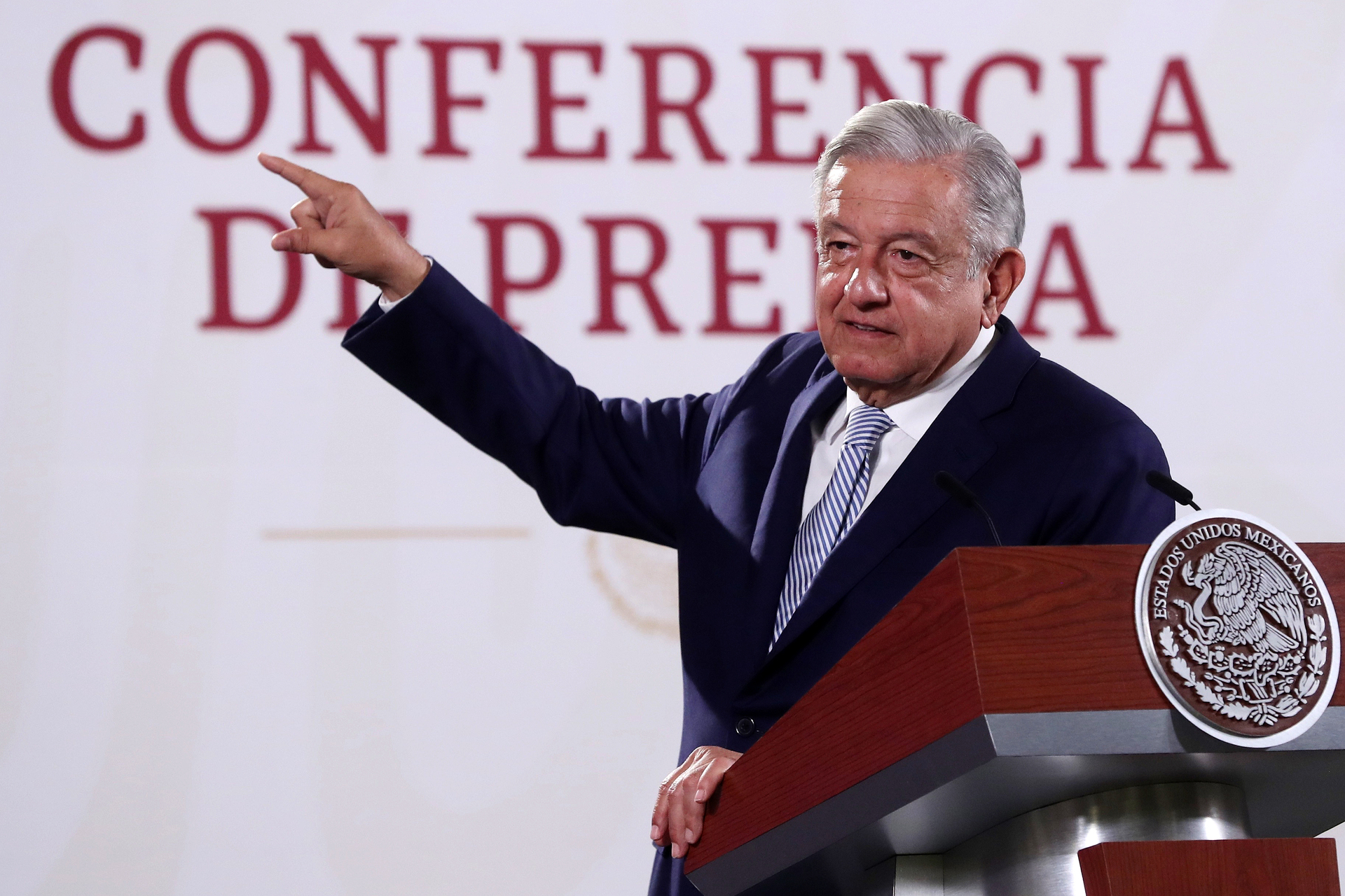 Amlo Reta A Carlos Loret De Mola A Retirarse Del Periodismo