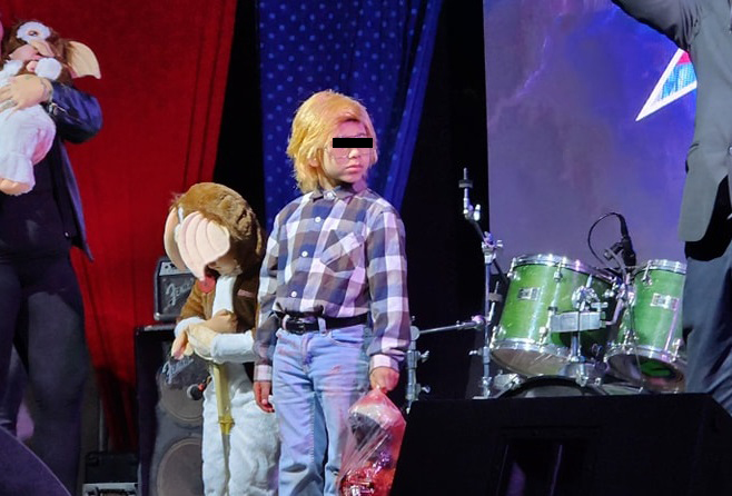 Visten a niño como Jeffrey Dahmer para concurso de disfraces en México