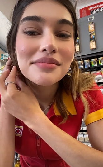 ¿Cómo dos gotas de agua? Cajera de Oxxo sorprende con enorme parecido a ...