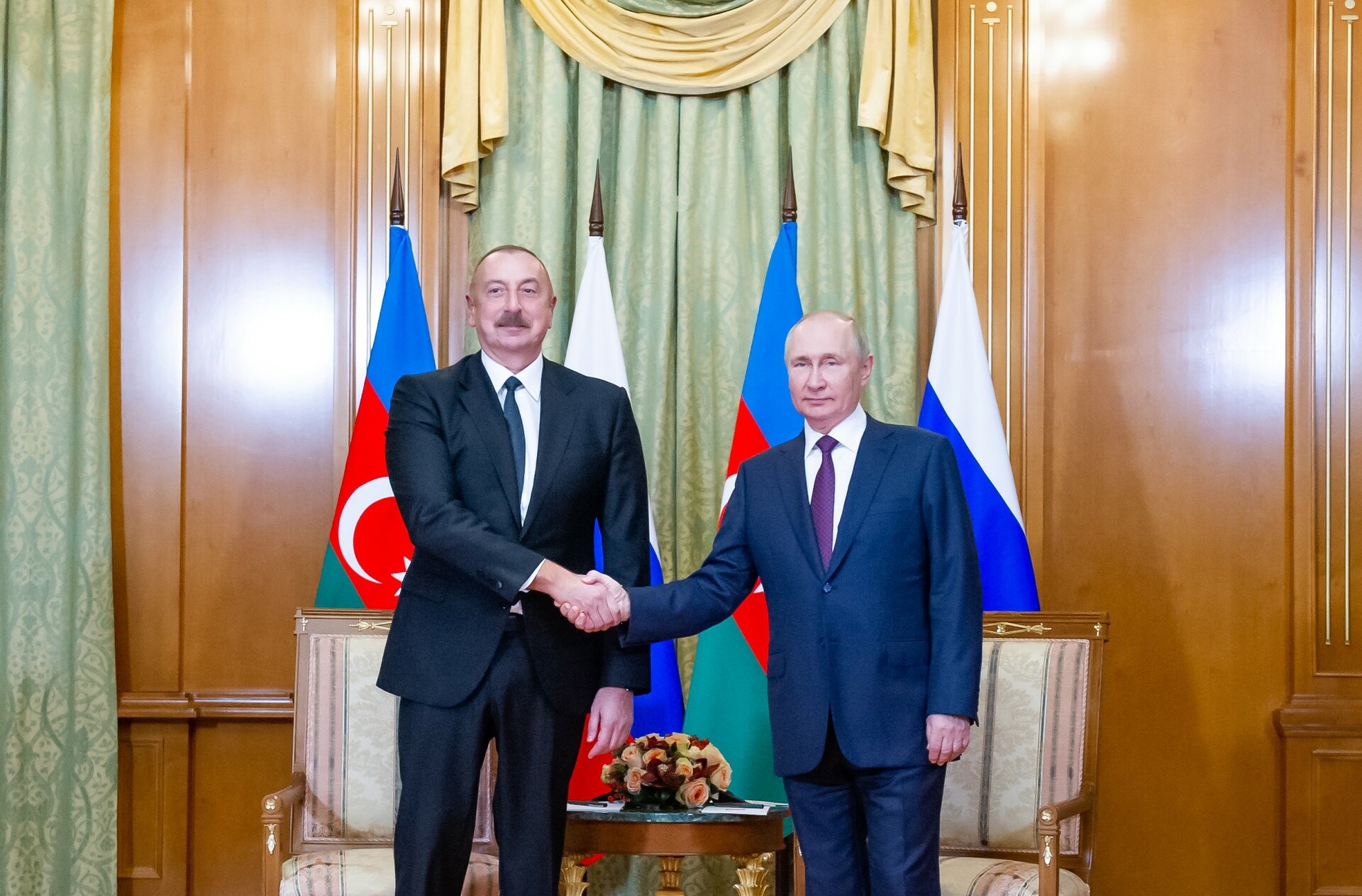 Vladimir Putin recibe a Pashinián y Alíev para impulsar la firma de un ...