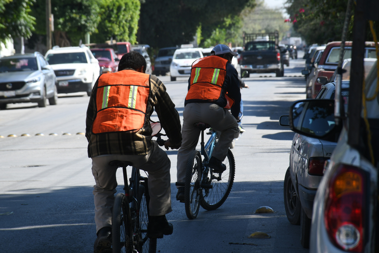 Entregan chalecos reflejantes en Gómez Palacio