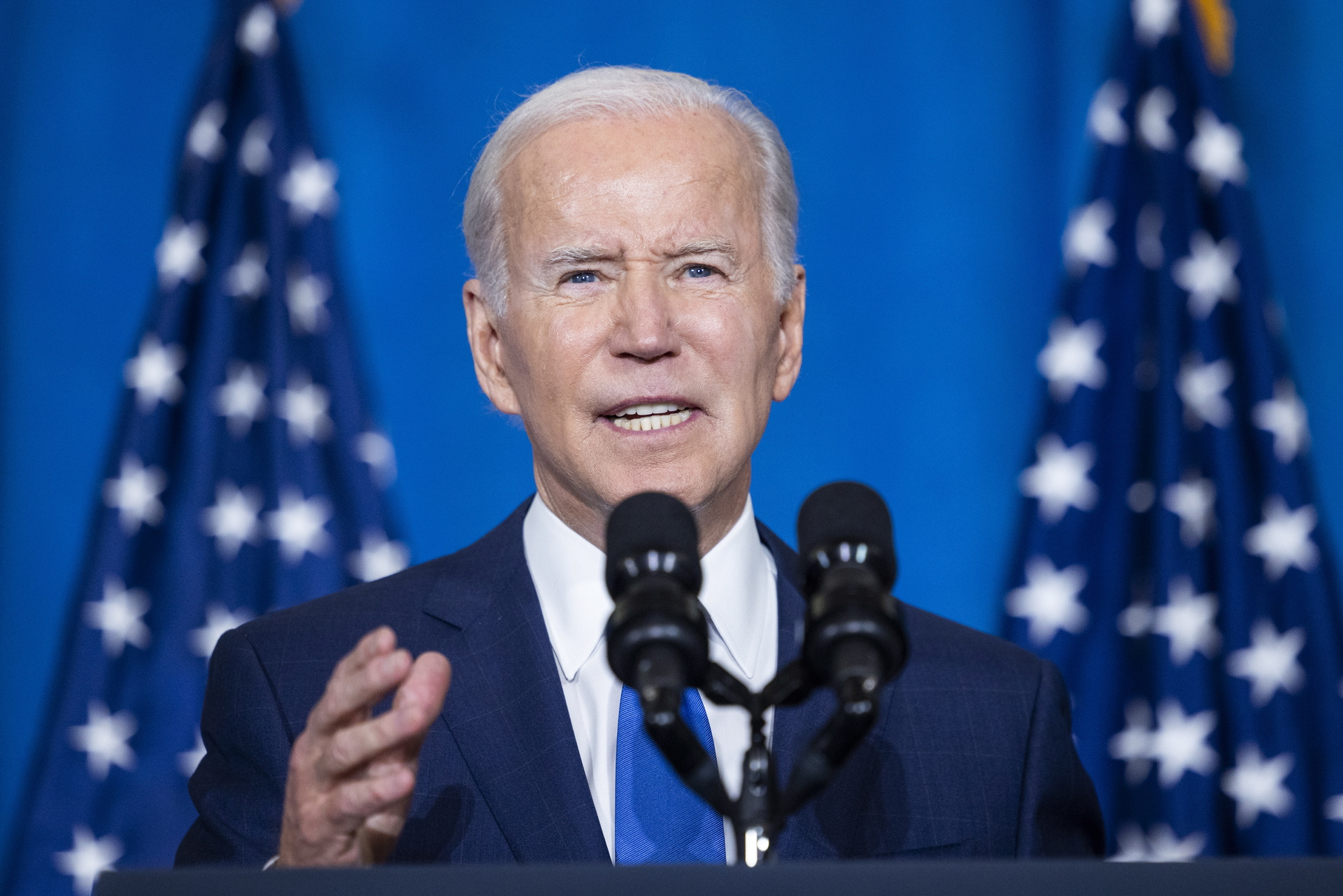 Biden condena la violencia política y acusa a Trump de atacar la democracia