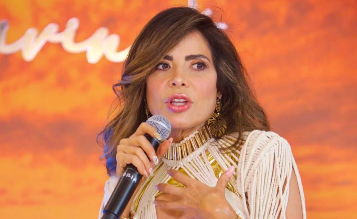 Gloria Trevi se queda en lencería sobre el escenario