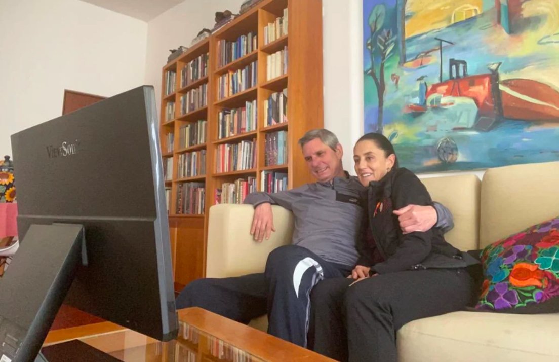 Sheinbaum presume ver el partido abrazada de su prometido