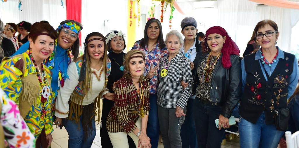 Amigas celebran cumpleaños al estilo hippie