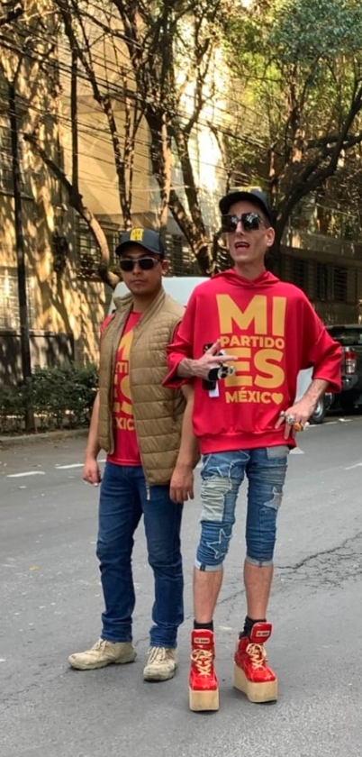 Edy Smol luce playera de 'Mi partido es México' durante la marcha de ...