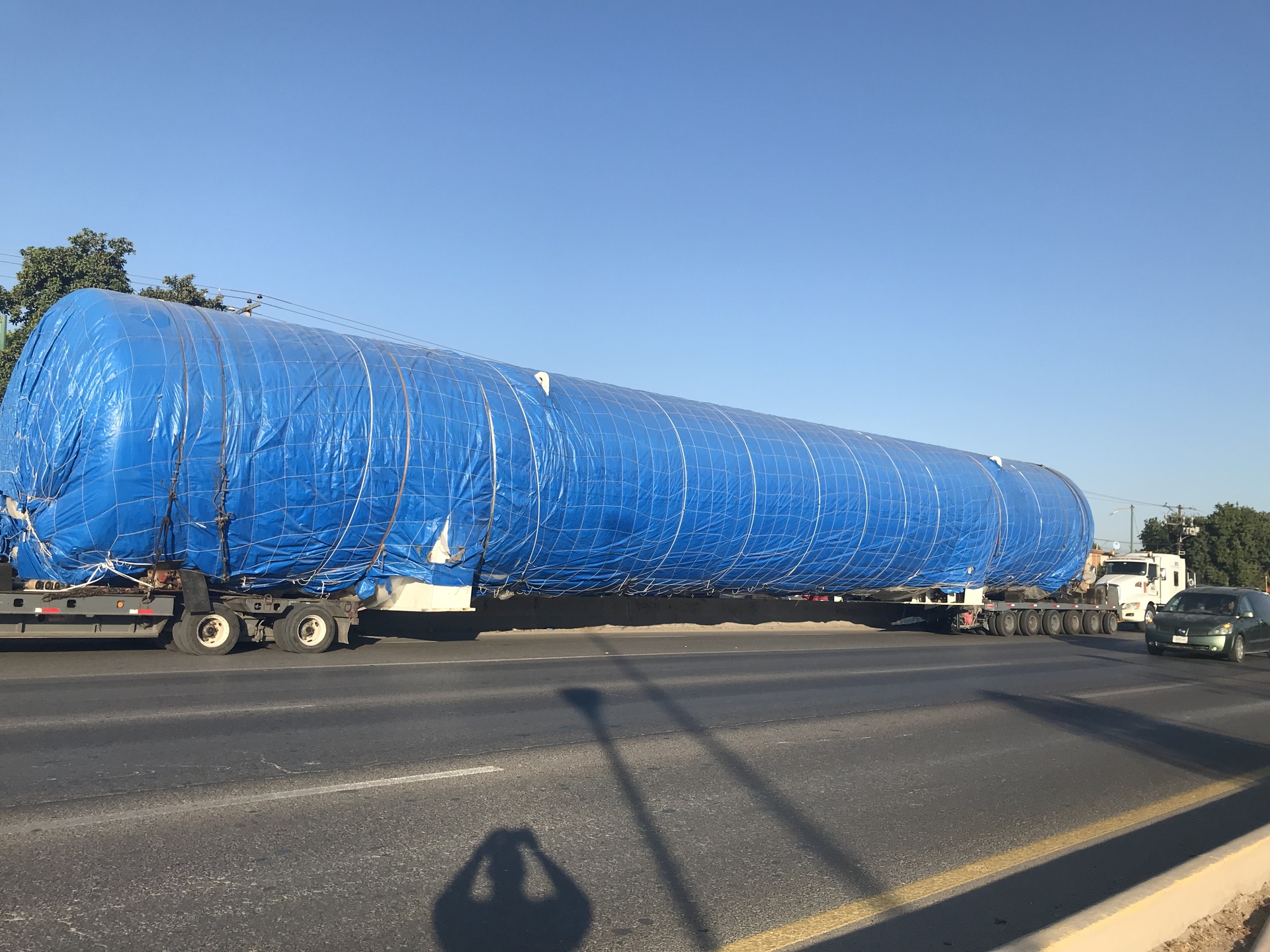 Tráiler sigue varado en Gómez Palacio; no logra pasar bajo puente peatonal