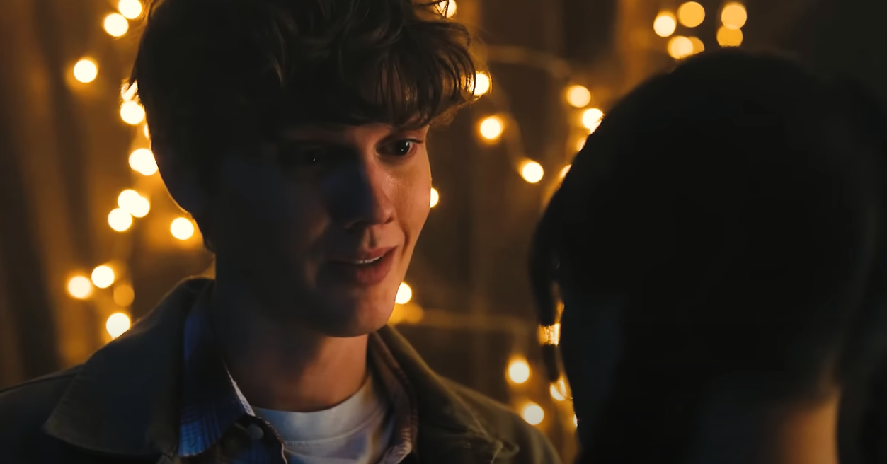 'Tyler Galpin' de Merlina está casado y no adivinas quién oficializó su ...