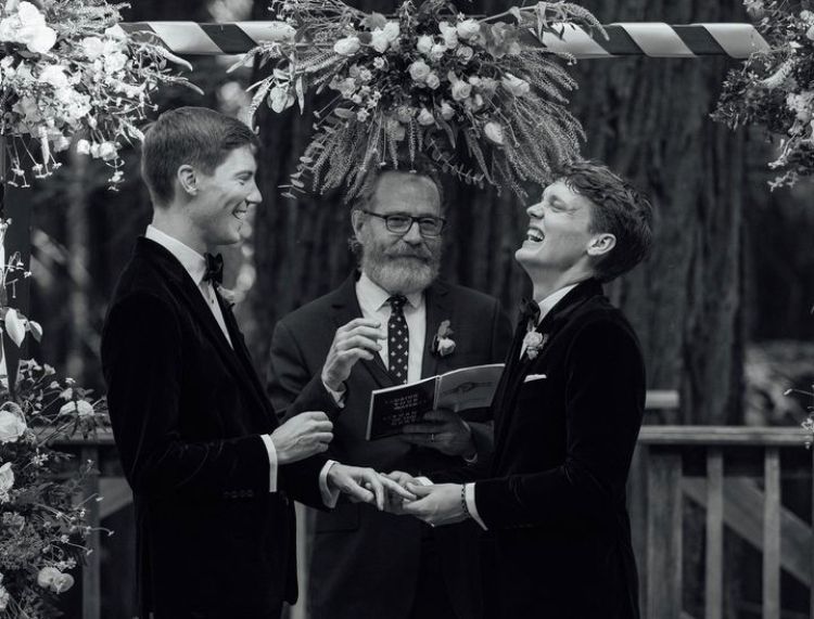 'Tyler Galpin' de Merlina está casado y no adivinas quién oficializó su ...