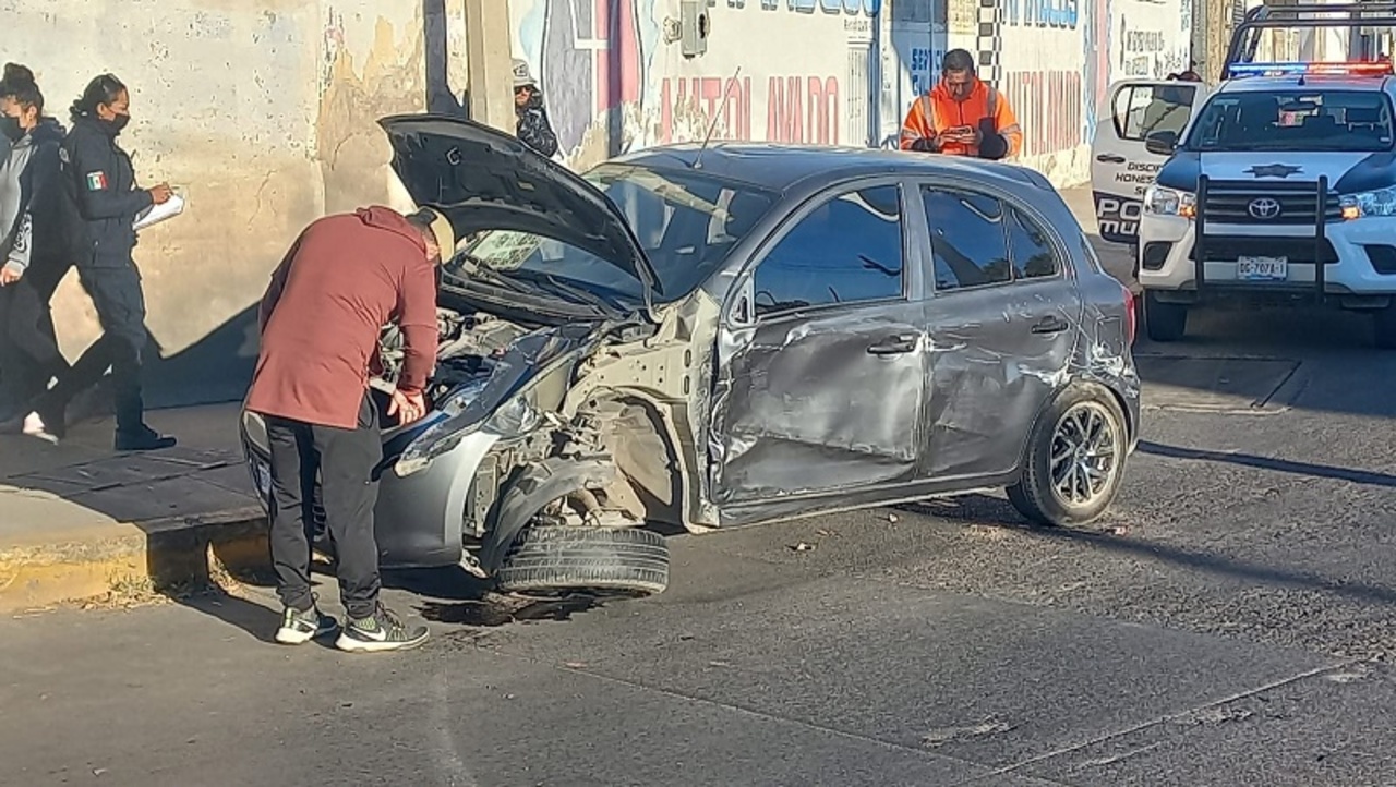Tráiler choca a carro compacto