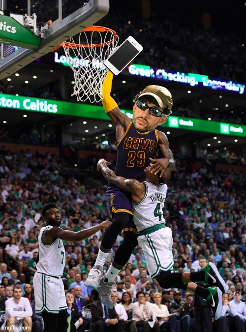 Castigan con memes a Bad Bunny por arrojar celular de fan