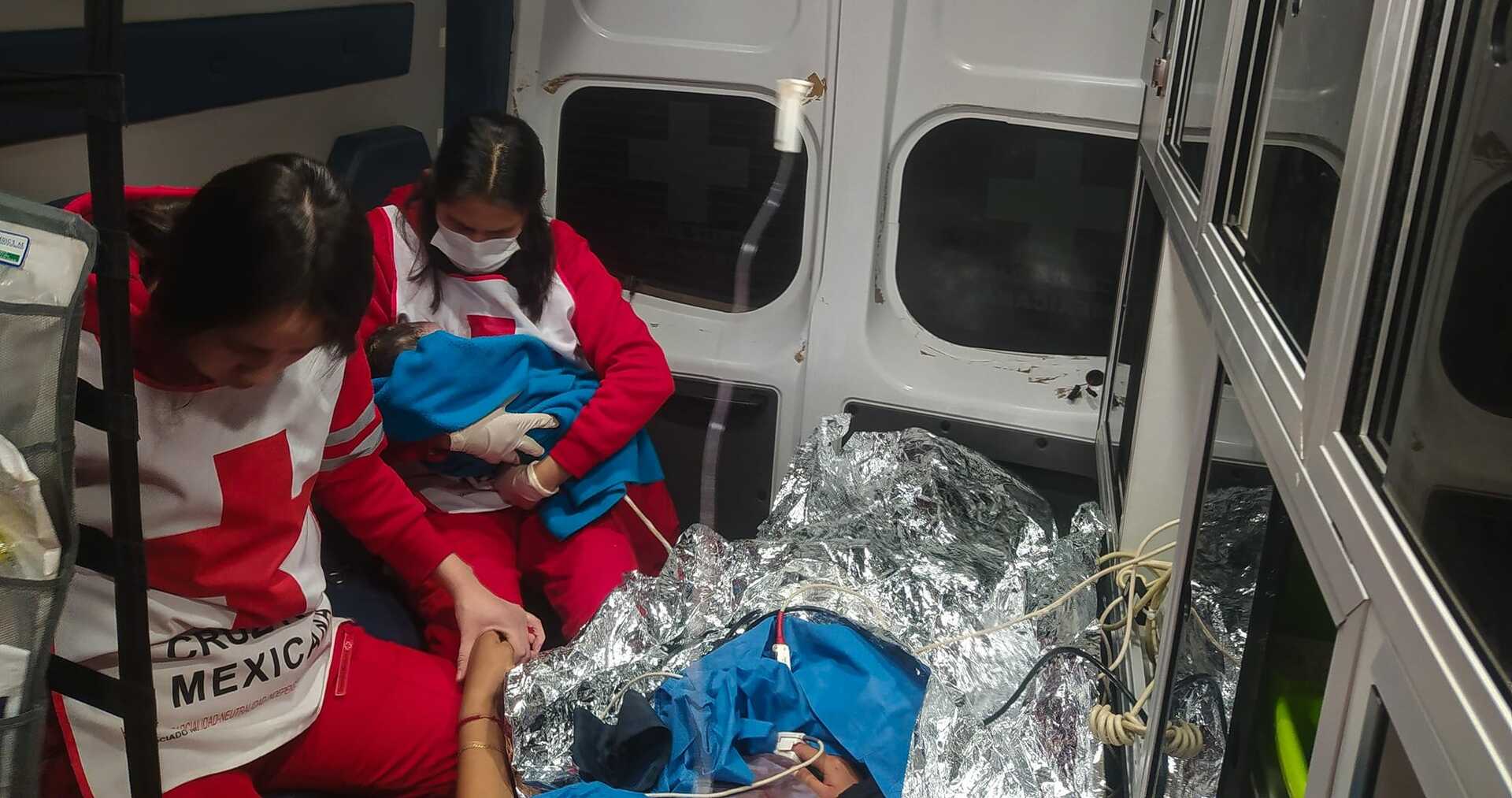 Paramédicos De La Cruz Roja De El Salto Atendieron Parto En Ambulancia