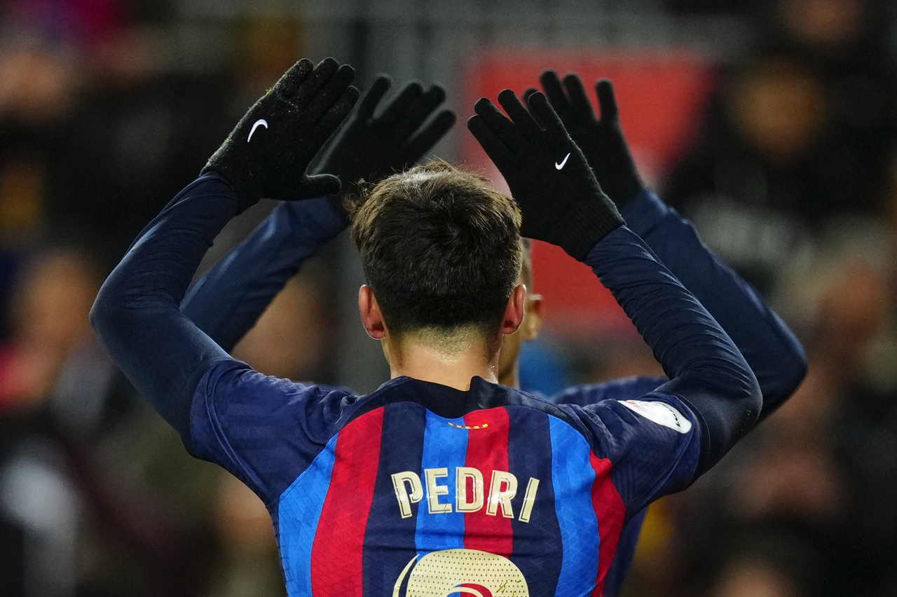 El Barza, líder con las uñas