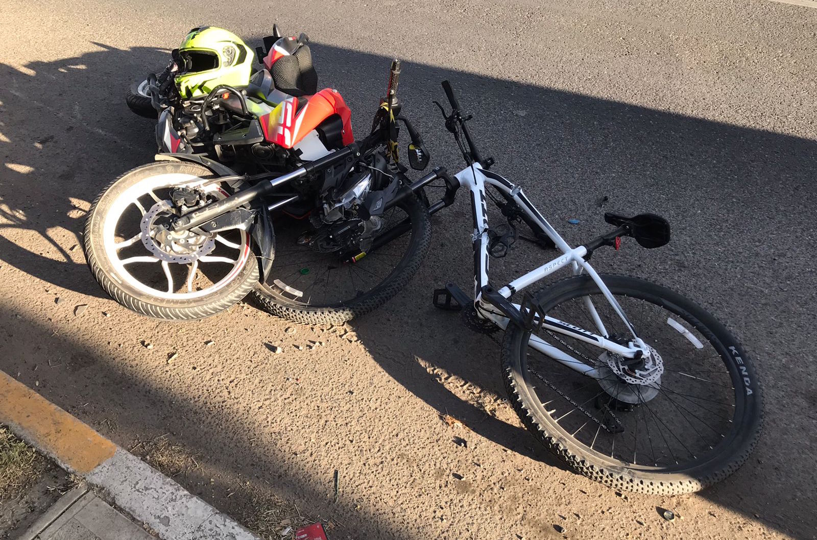 Choque entre motocicleta y bicicleta en bulevar Durango deja a dos ...