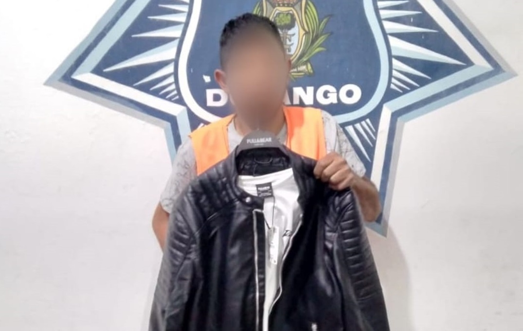 Detienen a joven por robar ropa en un centro comercial de Durango; estaba drogado