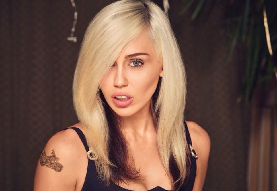 Miley Cyrus presume sus 'cuadritos' en traje de baño