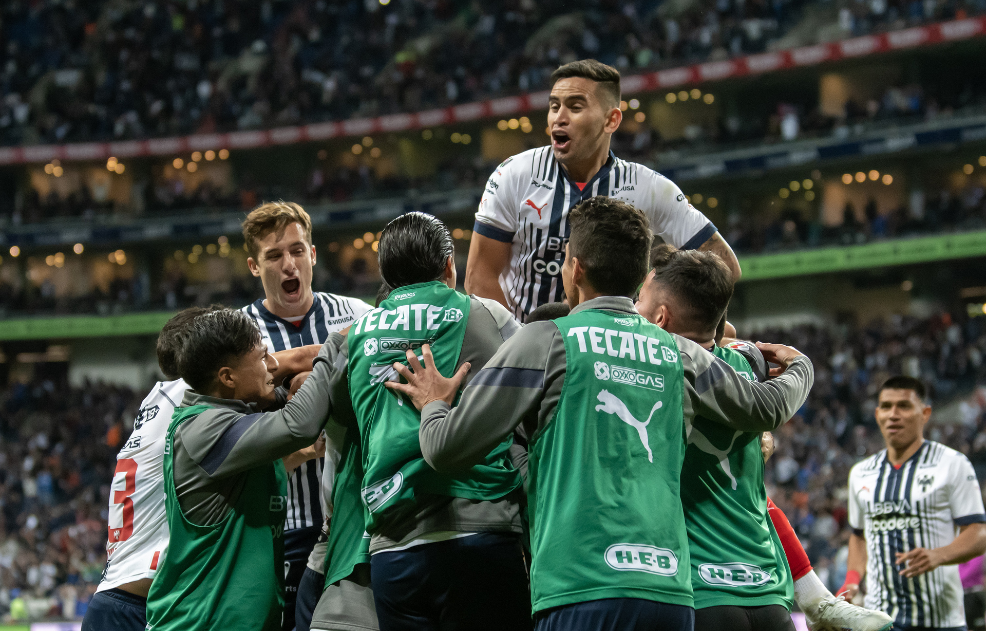 Rayados de Monterrey pierde racha de 7 victorias, pero se aleja en el liderato