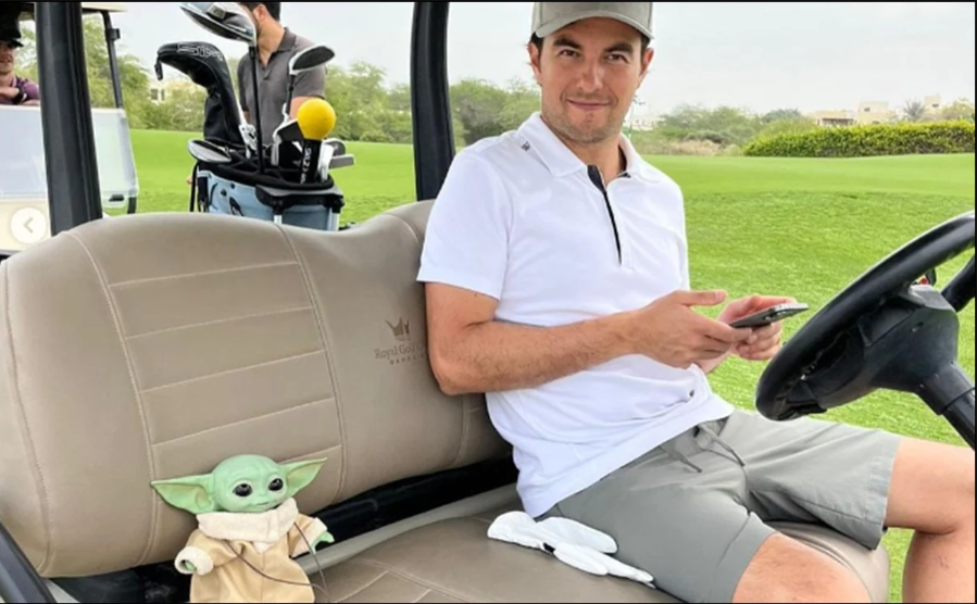 Checo Pérez aparece jugando golf junto a Grogu