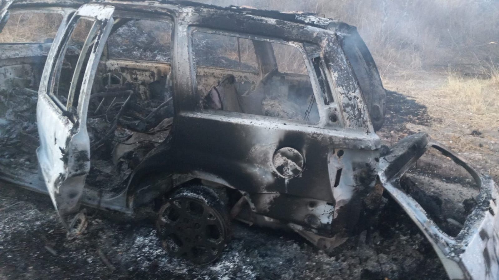 Encuentran tres cuerpos calcinados al interior de una camioneta en Nuevo Ideal