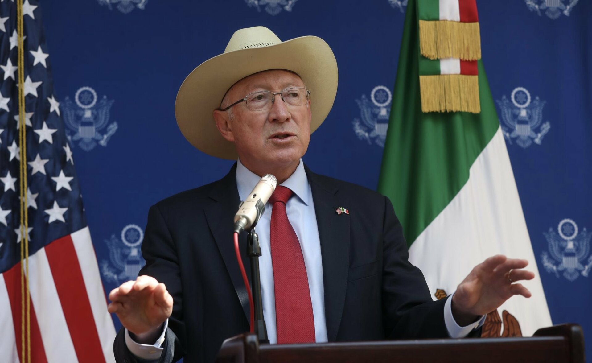 'Imperante actuar contra cárteles', urge Ken Salazar