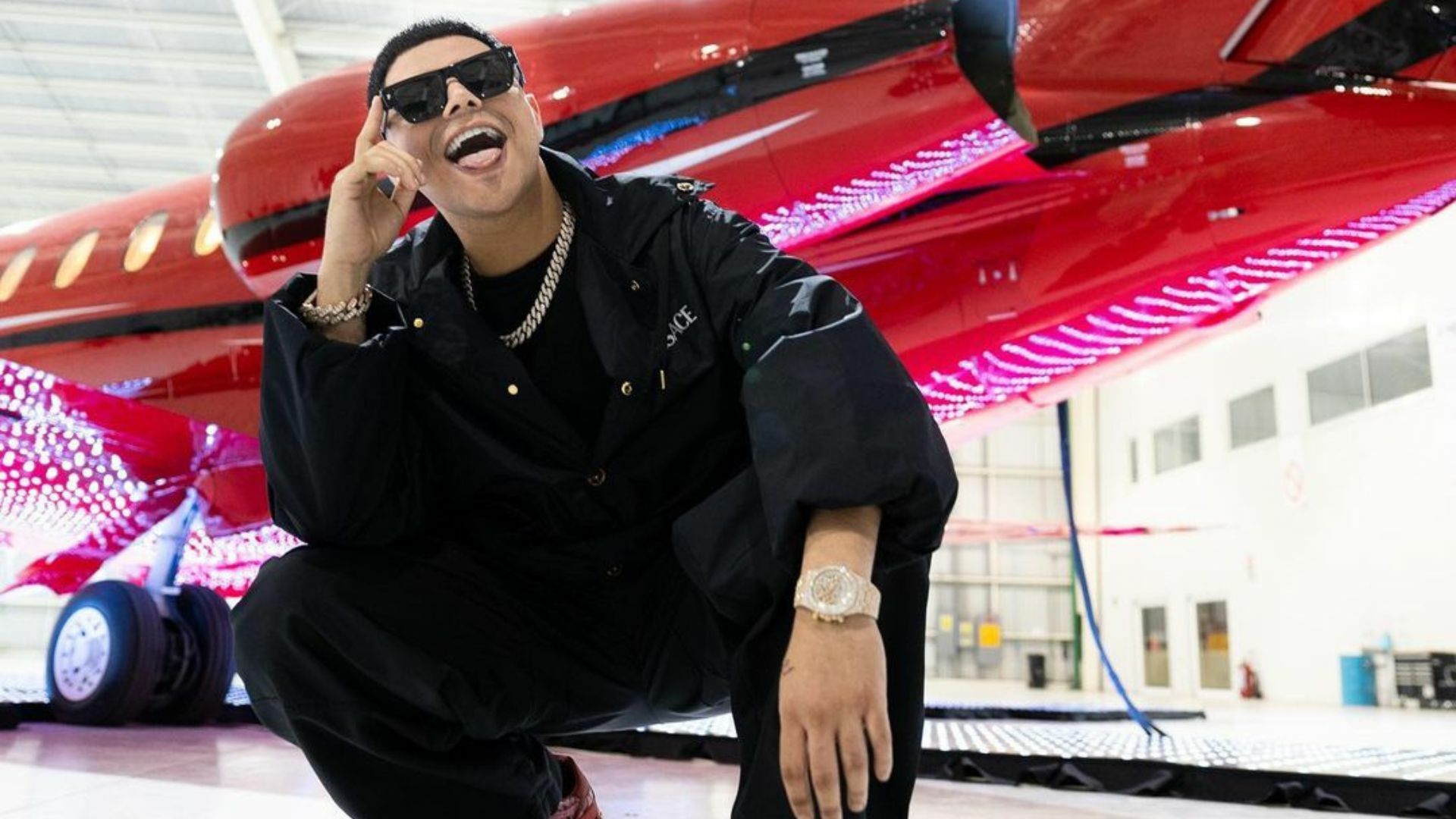 ¿Cuánto le costó? Eduin Caz ya tiene su jet privado y es rojo