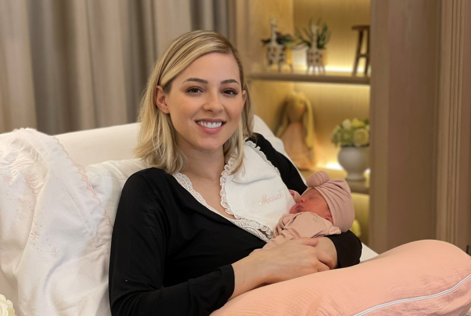 Samuel García comparte primera fotografía de su hija en su casa Samuel García comparte primera fotografía de su hija en su casa