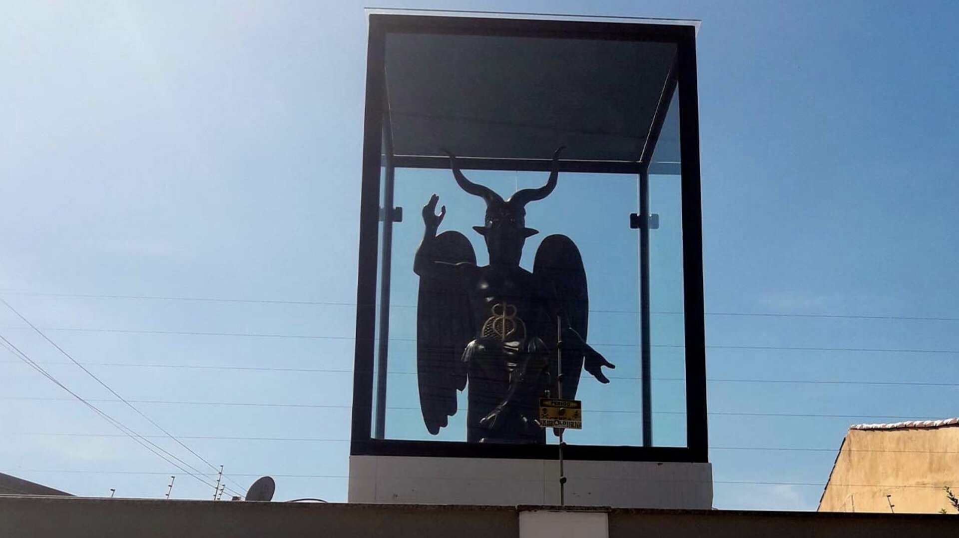 VIRAL: Mujer 'aterroriza' a sus vecinos al colocar una estatua de la ...