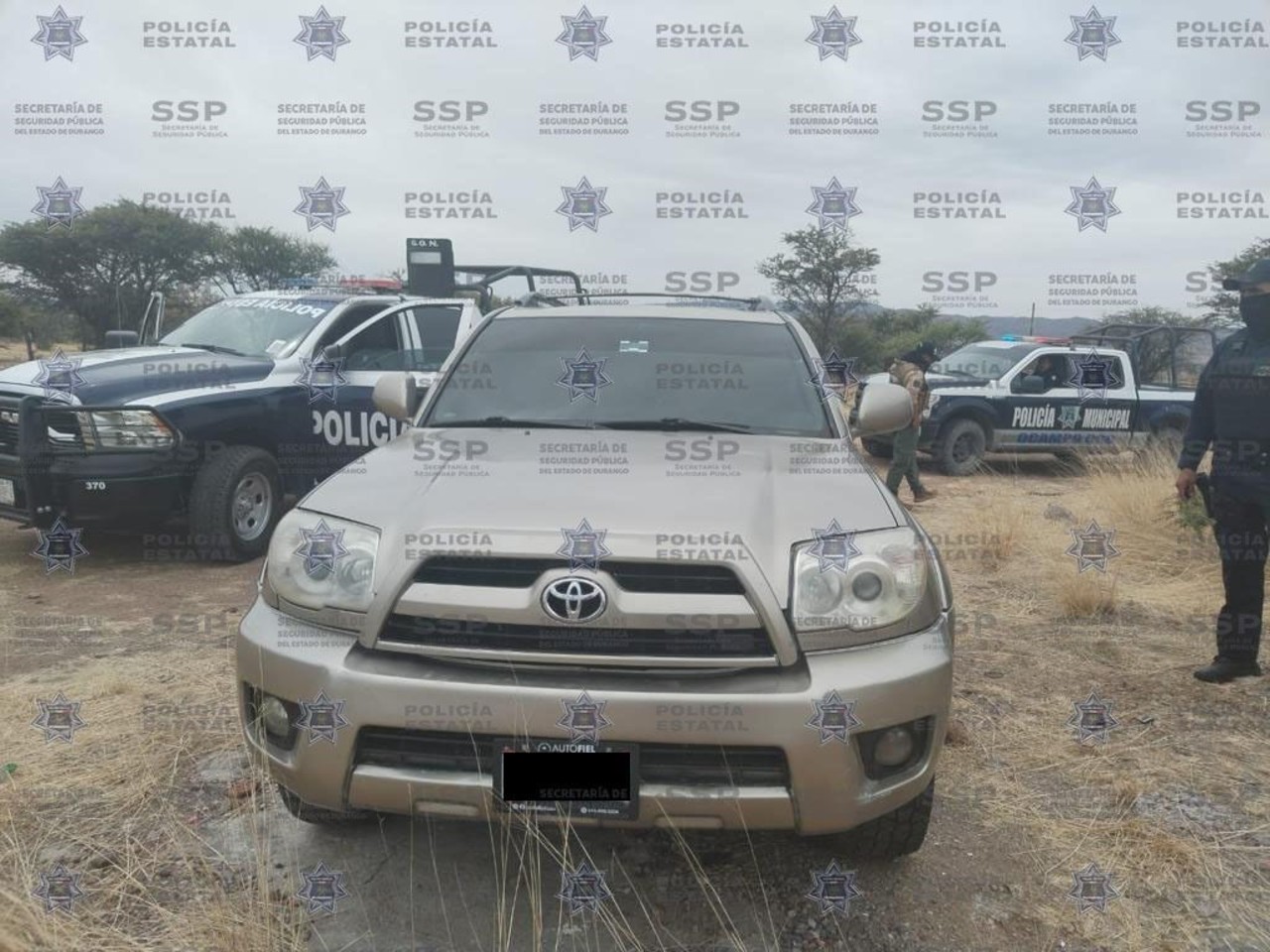 Recuperan dos camionetas con reporte de robo en Durango