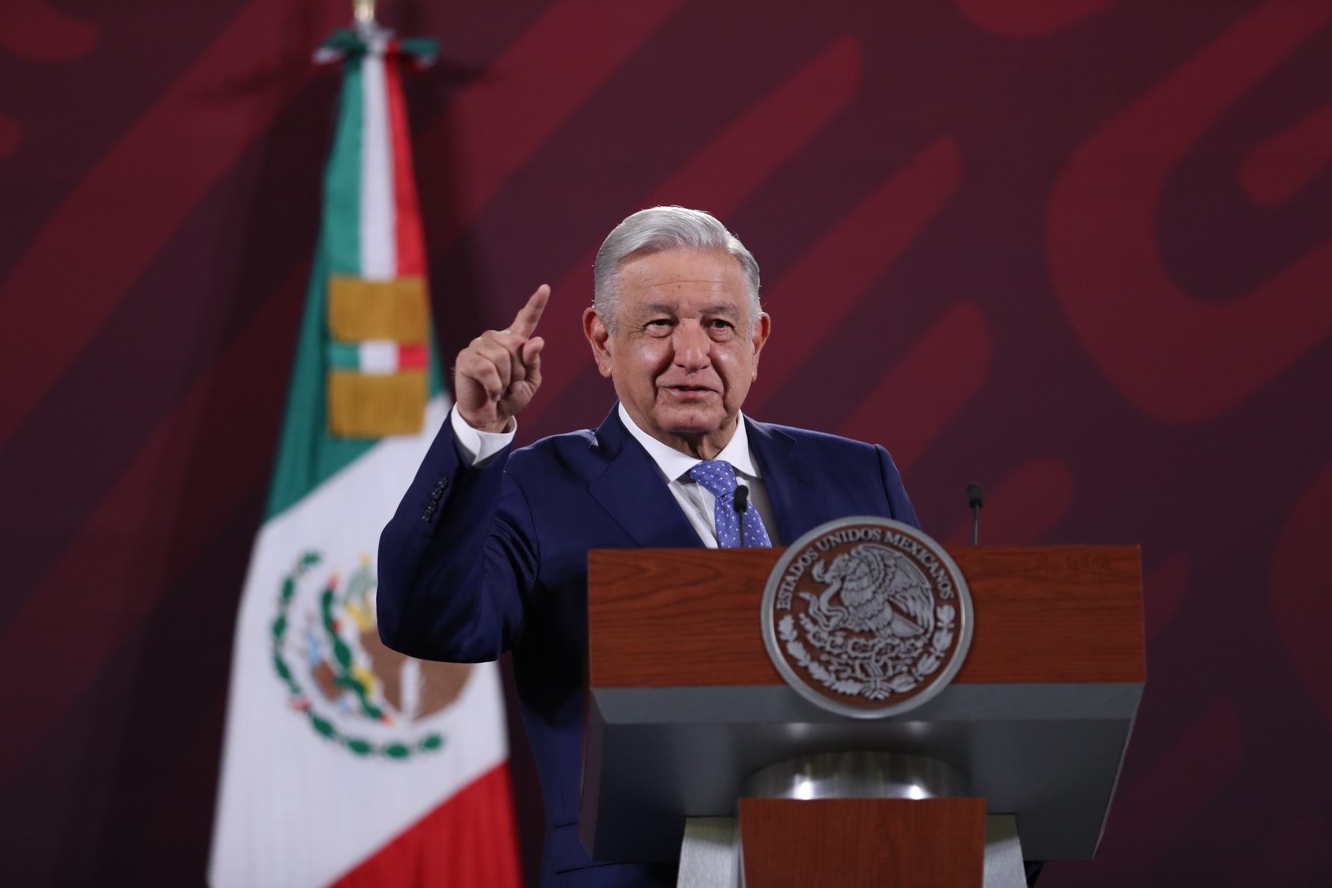 '¡Estoy fortachón, eh!', dice AMLO a Calderón