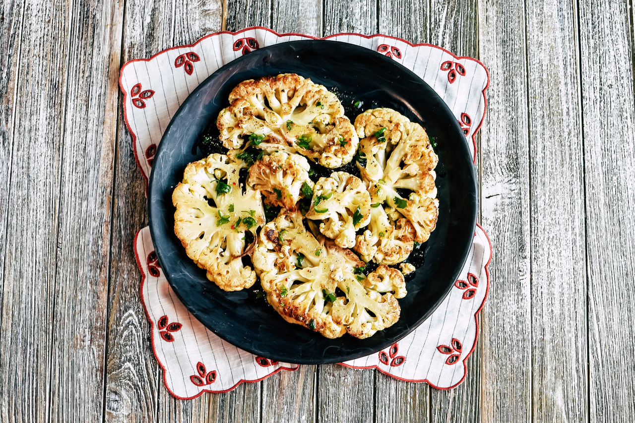 Coliflor rostizada con aderezo de yogurt