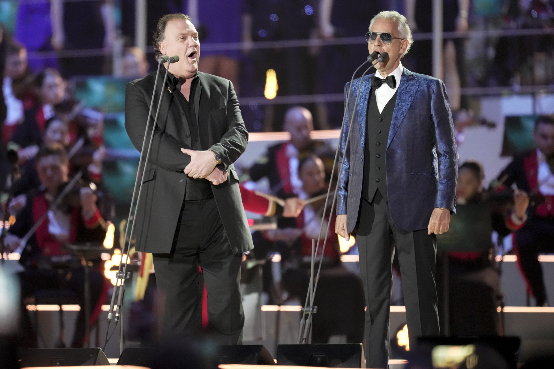 Katy Perry ruge y Andrea Bocelli canta para Carlos III