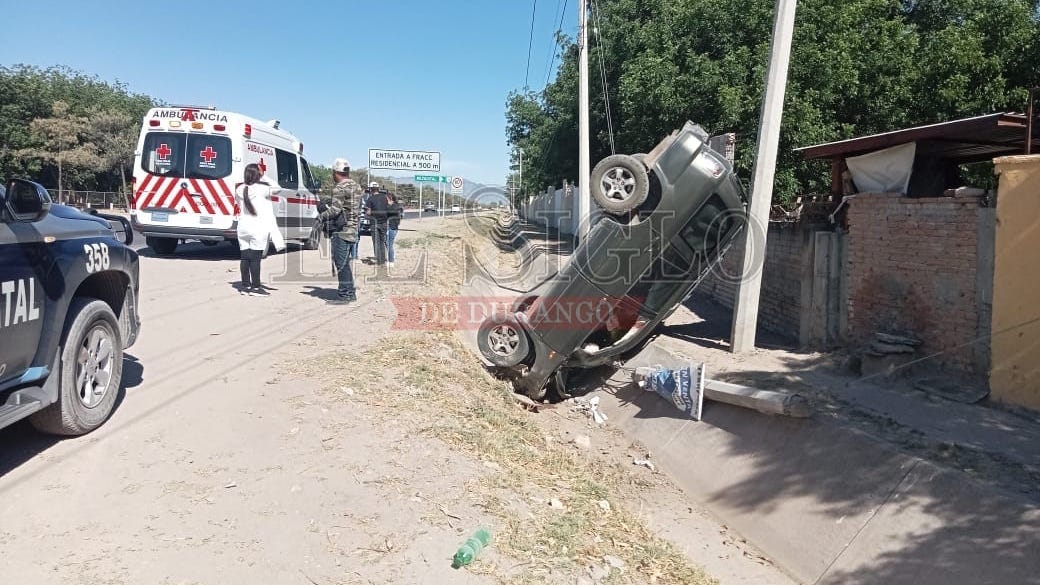 Mujer vuelca su camioneta tras huir de un choque en Gabino Santillán