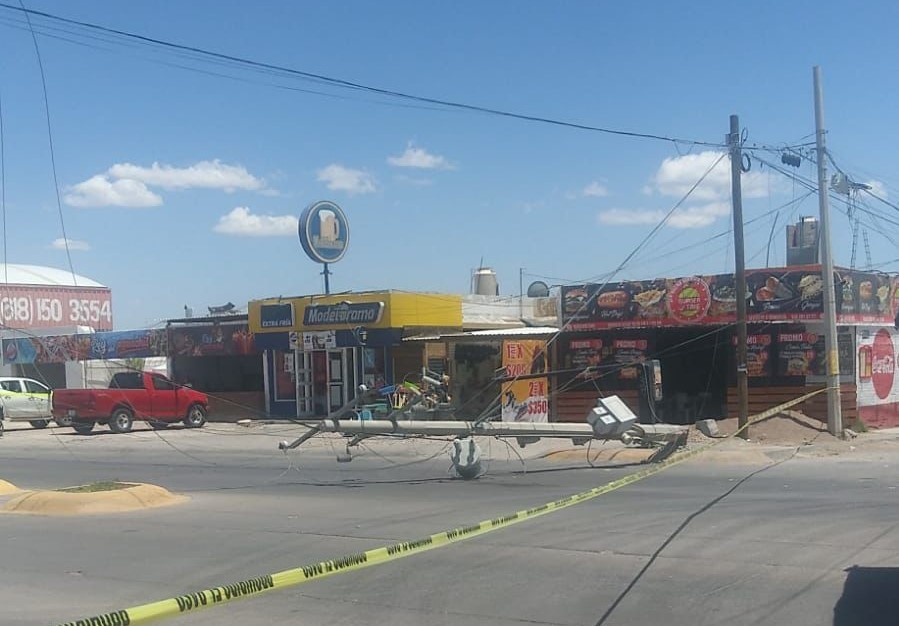 Atienden reporte de un poste caído en Antiguo Camino a Contreras
