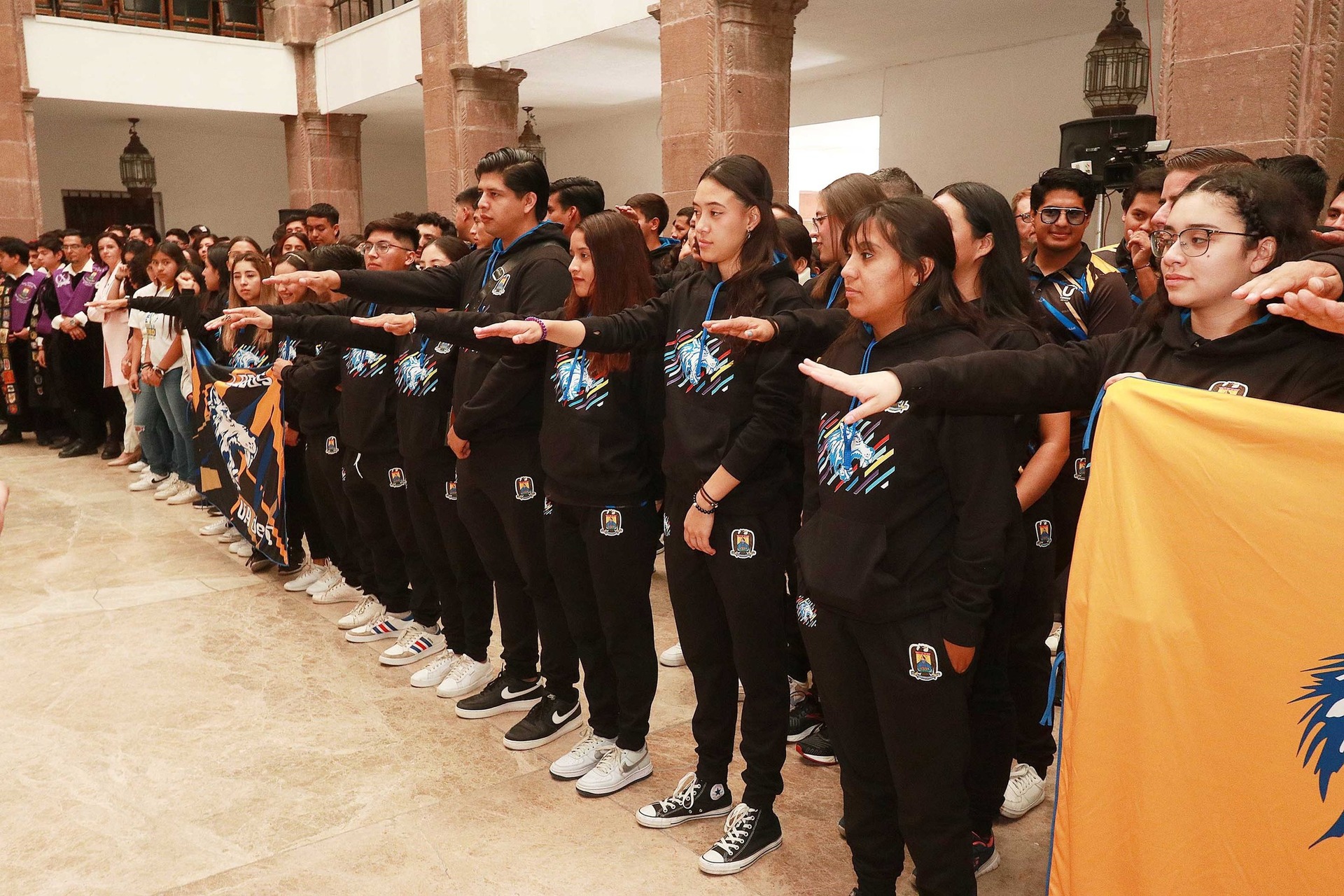 Abanderan a los atletas de la Universidad Autónoma de Coahuila