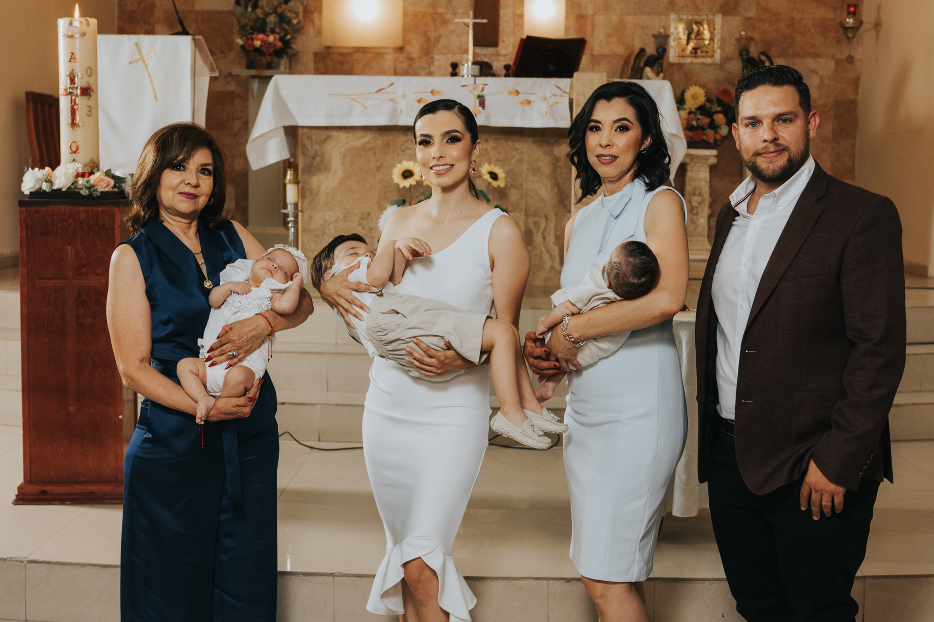 Misael, Miranda y Mariano son llevados a la pila bautismal