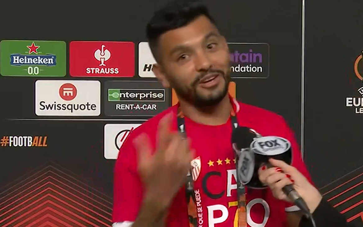 'Tecatito' Corona hablando con acento español desata reacciones