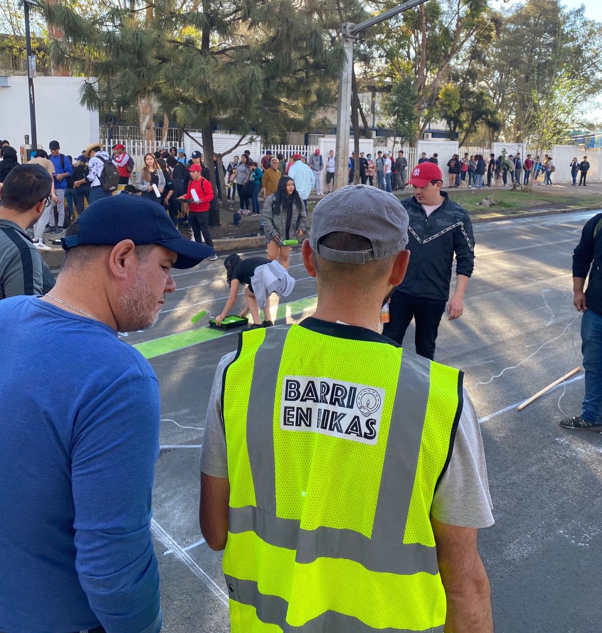 Alumnos del CBTIS 130 pintan paso peatonal de su escuela