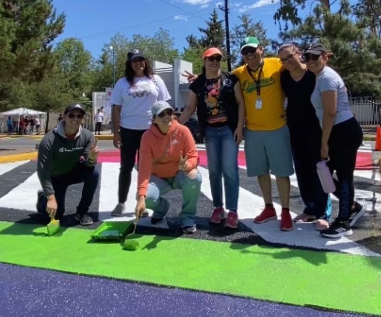 Alumnos del CBTIS 130 pintan paso peatonal de su escuela