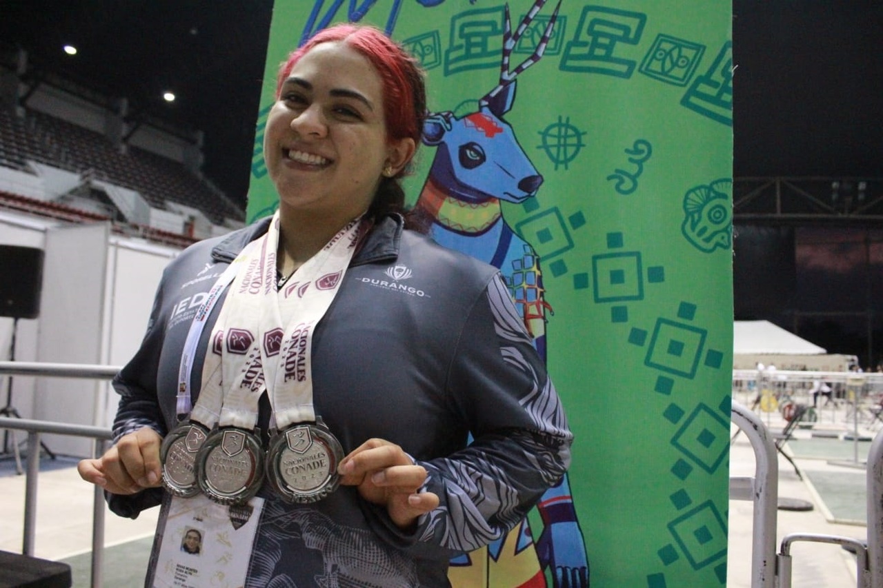 Rosy Rivas se baña en plata