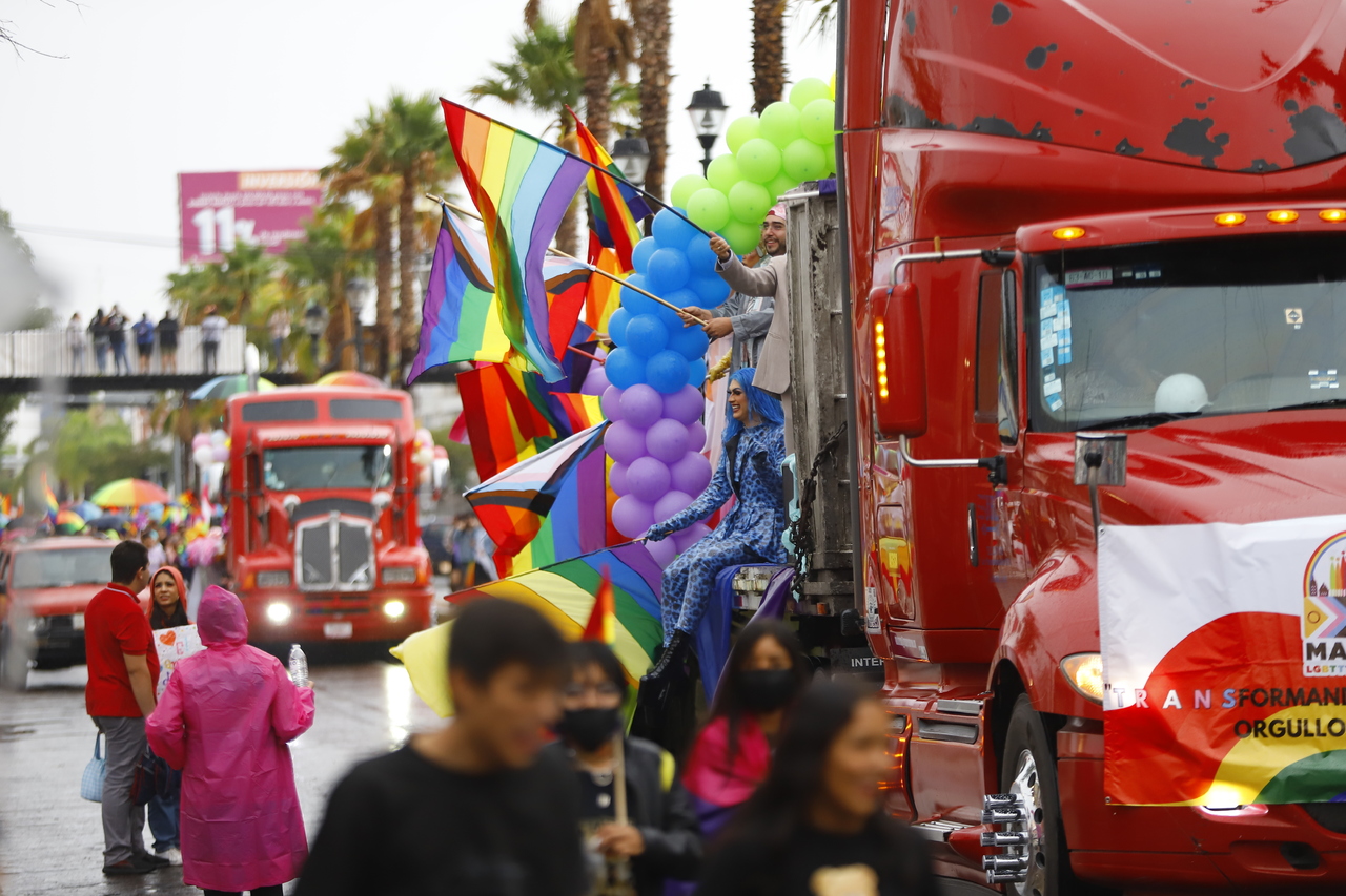 Comunidad LGBTTTIQ+ llenó de color la avenida principal de Durango